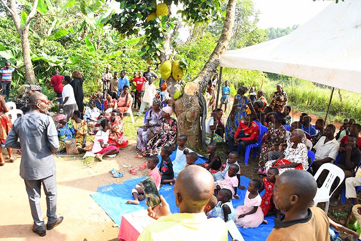 Ow'omunaanansi’ bamuzimbidde ennyumba n’agabula ekyalo ekijjulo ...