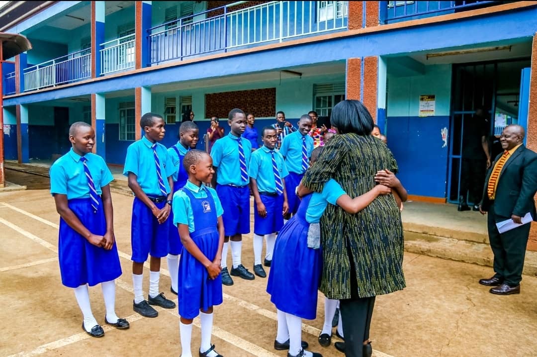 KCCA boss holds reading session with Kamwokya school pupils - New ...