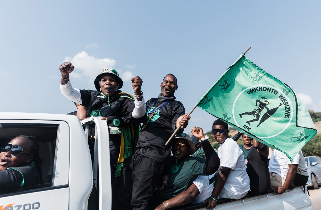 Honking motorcade kicks off Zuma's party after S.Africa vote - New ...