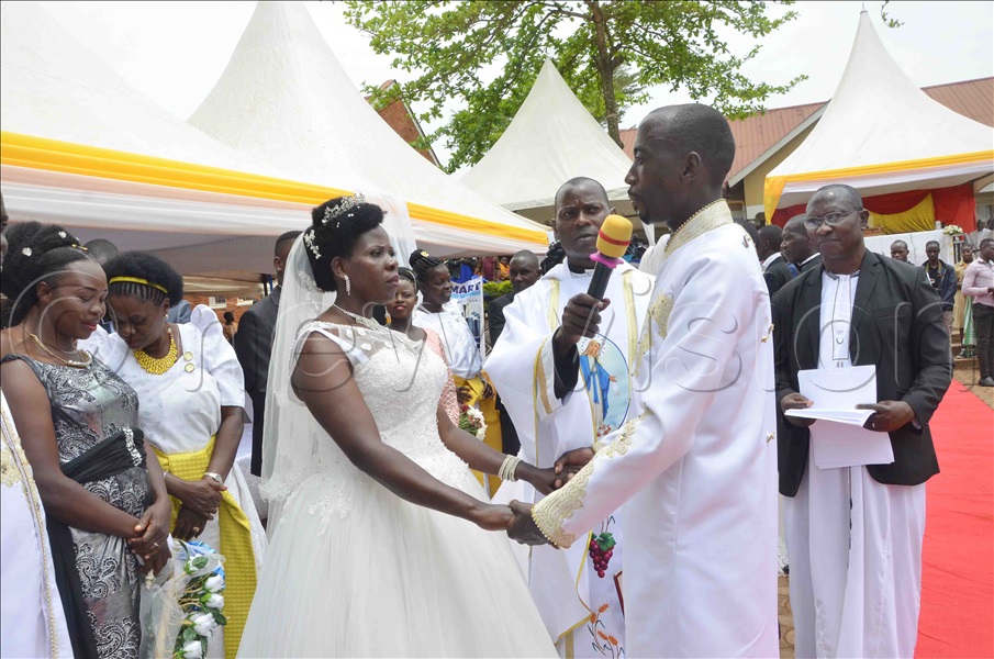 📸 Joy as 16 couples make vows at St Jude Catholic Parish, Wakiso - New ...