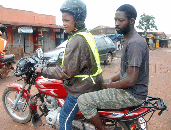 Omuwala abonga pikipiki nga abasajja asekeredde bakazi banne ...