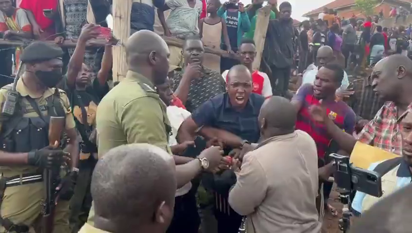 Omubaka Muwada eyabadde eleese enkumbi nti eyambeko okusima