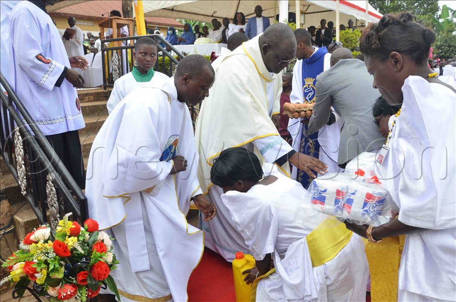 📸 Joy as 16 couples make vows at St Jude Catholic Parish, Wakiso - New ...