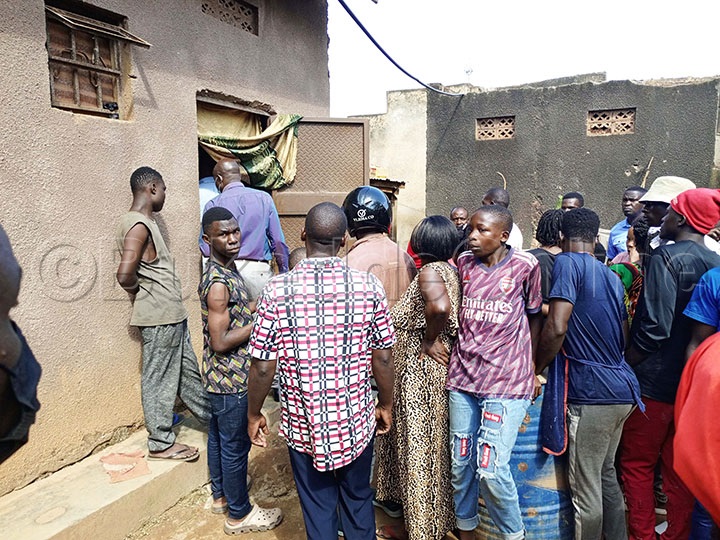 Omuvubuka anyodde muganzi we ensingo n'amutta ng'amulanga kubaligira mu ...