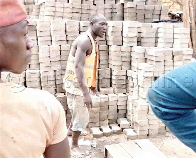 Okufuna ssente mu ‘Pavers’