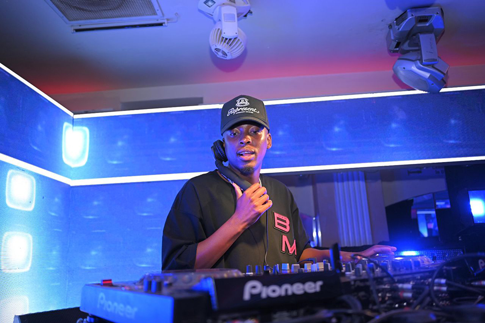 Mas Musiq delivers amapiano magic at Guvnor - New Vision Official