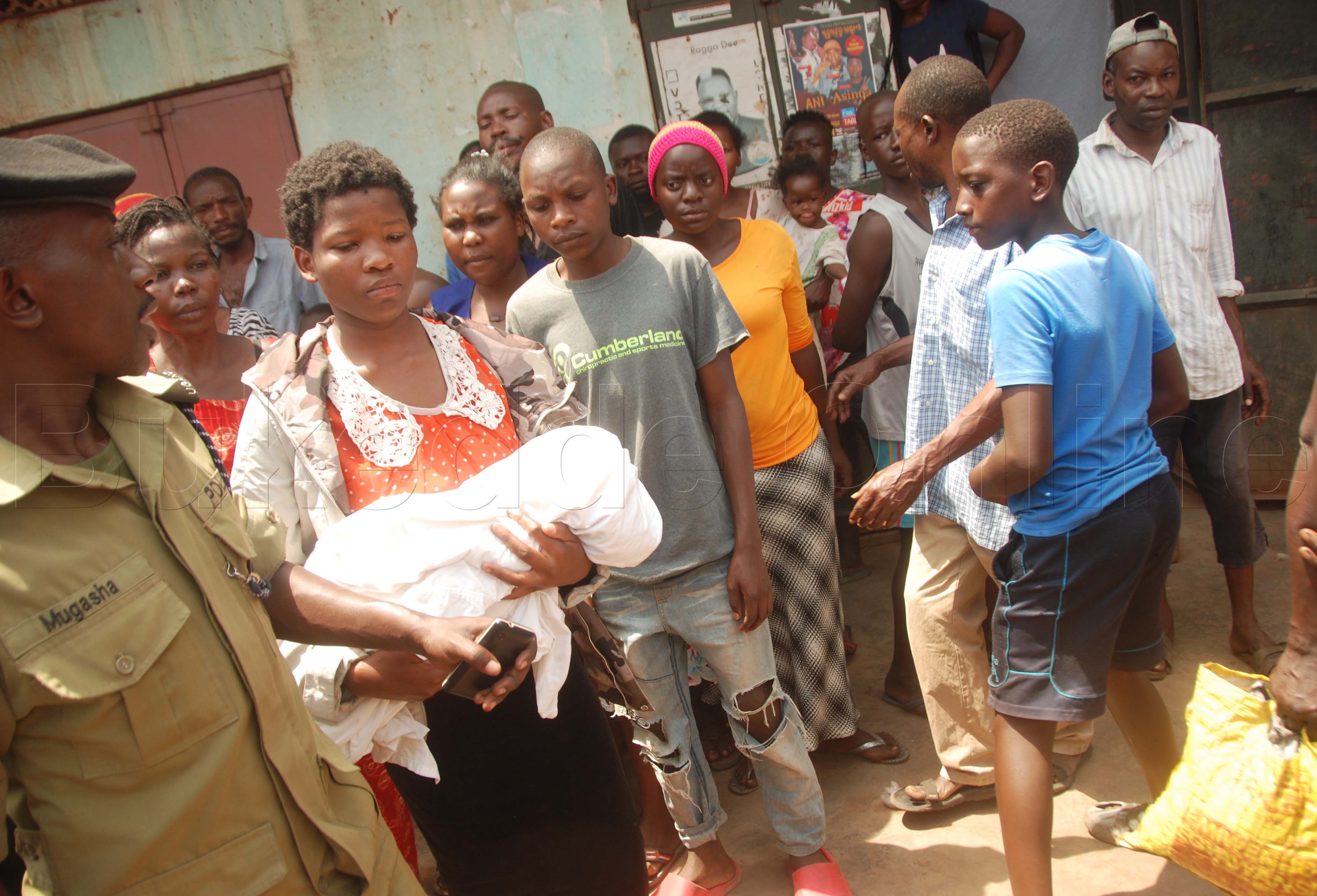 Abasajja 3 bakaayanidde omulambo gw'omwana: Poliisi etadde Maama ku nninga ayogere Taata ...