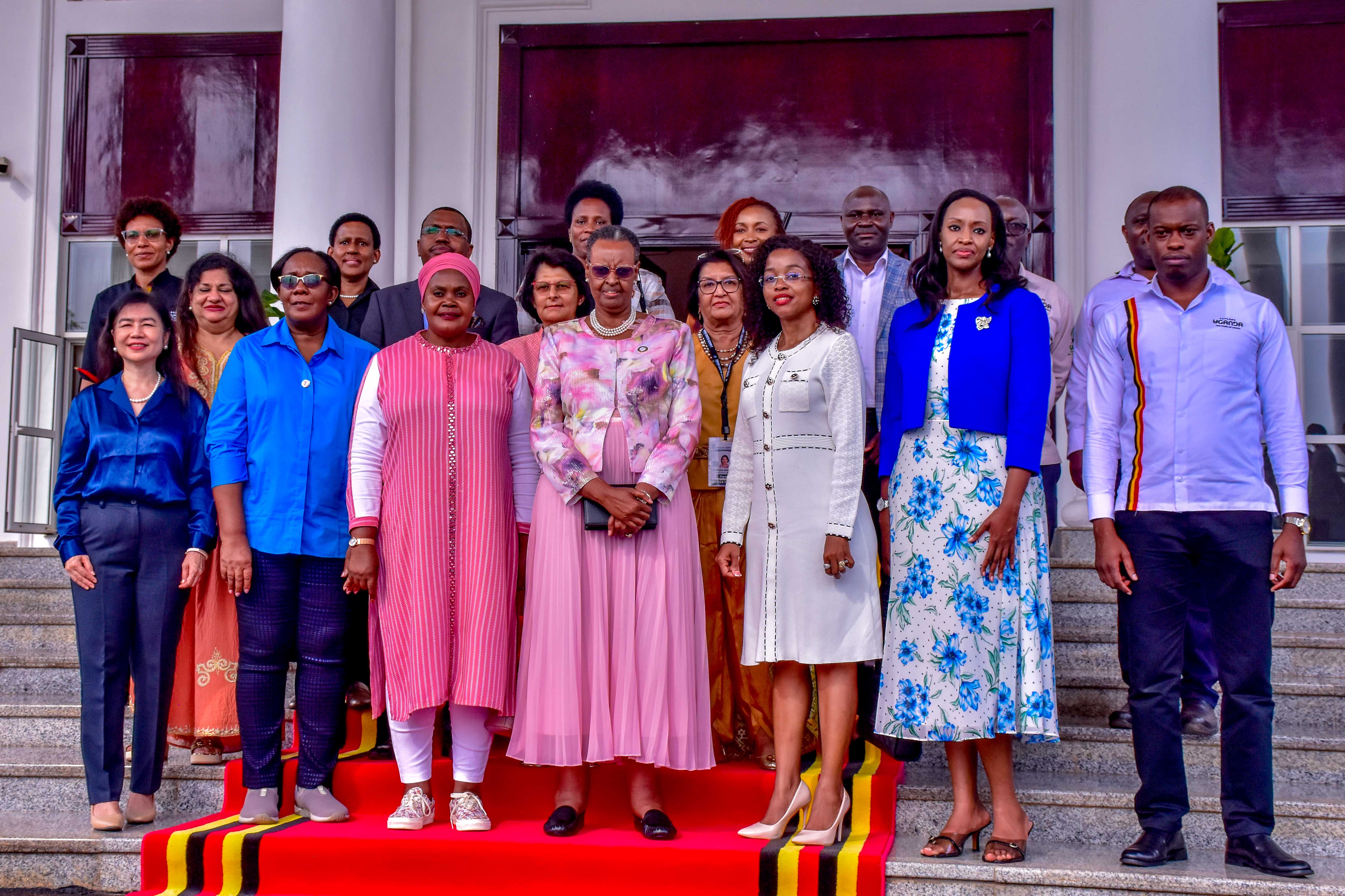 Bakyala b'abakulembeze b'eggwanga balambudde ekkuumiro ly'ebisoro e ...