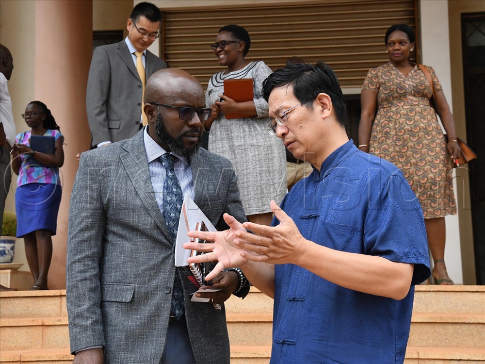 📷 China's envoy Zhang Lizhong hosts Vision Group team - New Vision Official