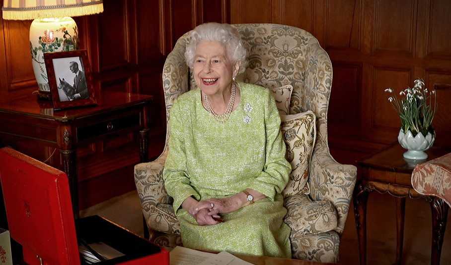 World: Queen Elizabeth back at work after Covid scare