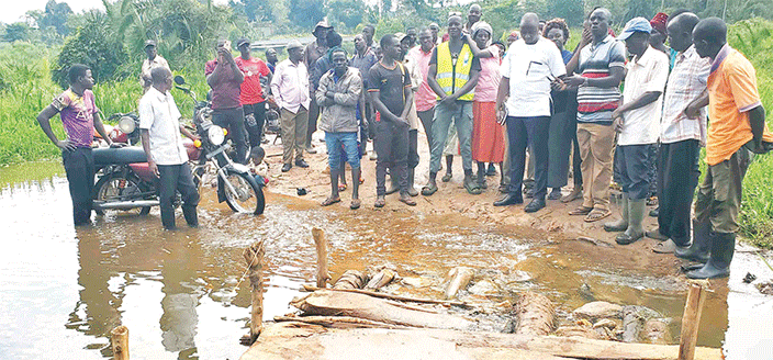 Ab’e Nakifuma ne Kimenyedde balaajana ku mugga agwasazeeko oluguudo ...
