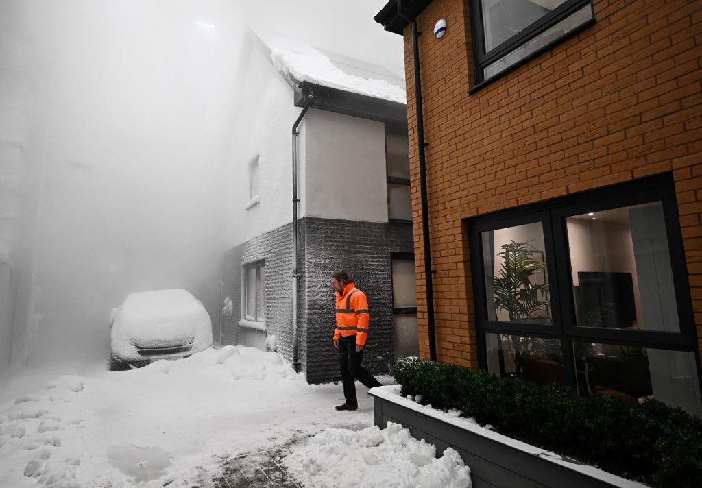 UK mega-lab generates weather to test homes of future