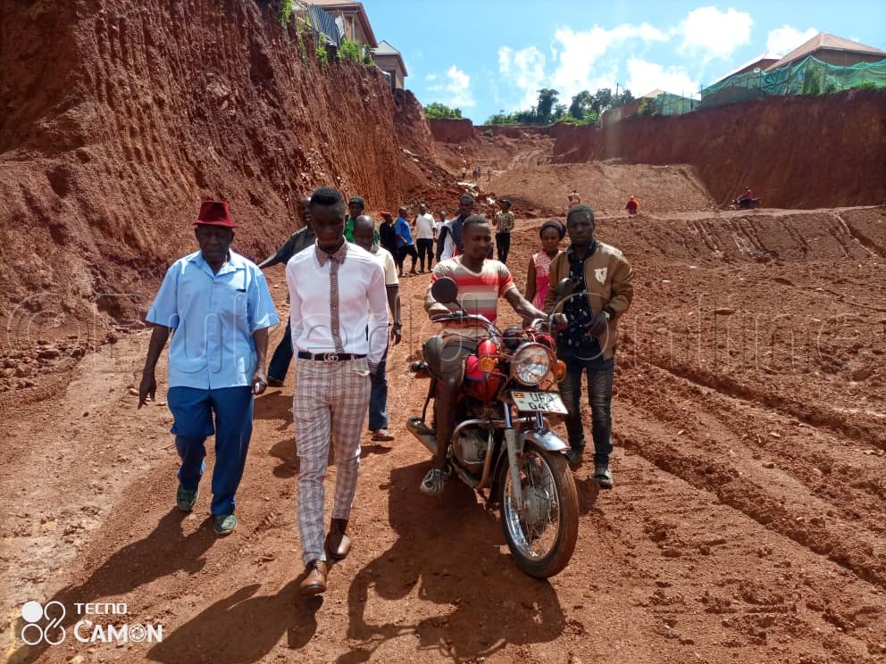 Yinvesita ayiikuula malamu okwetooloola enju z'abatuuze yeeraliikirizza ...