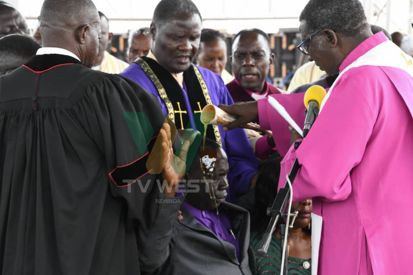 Biishopu Odongo yayemekwa kukurira ekanisa z’abarokore omu Uganda ...