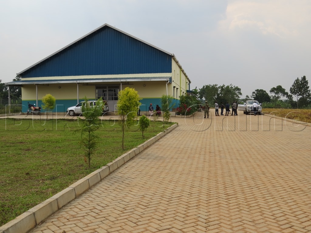 KAYUNGA: Ababaka bawuniikiridde bwe babalaze ekkolero lya juyisi ...