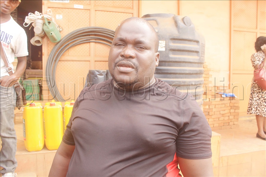 Basse omukuumi ku Hardware omulambo ne bagusibira mu kaabuyonjo ...