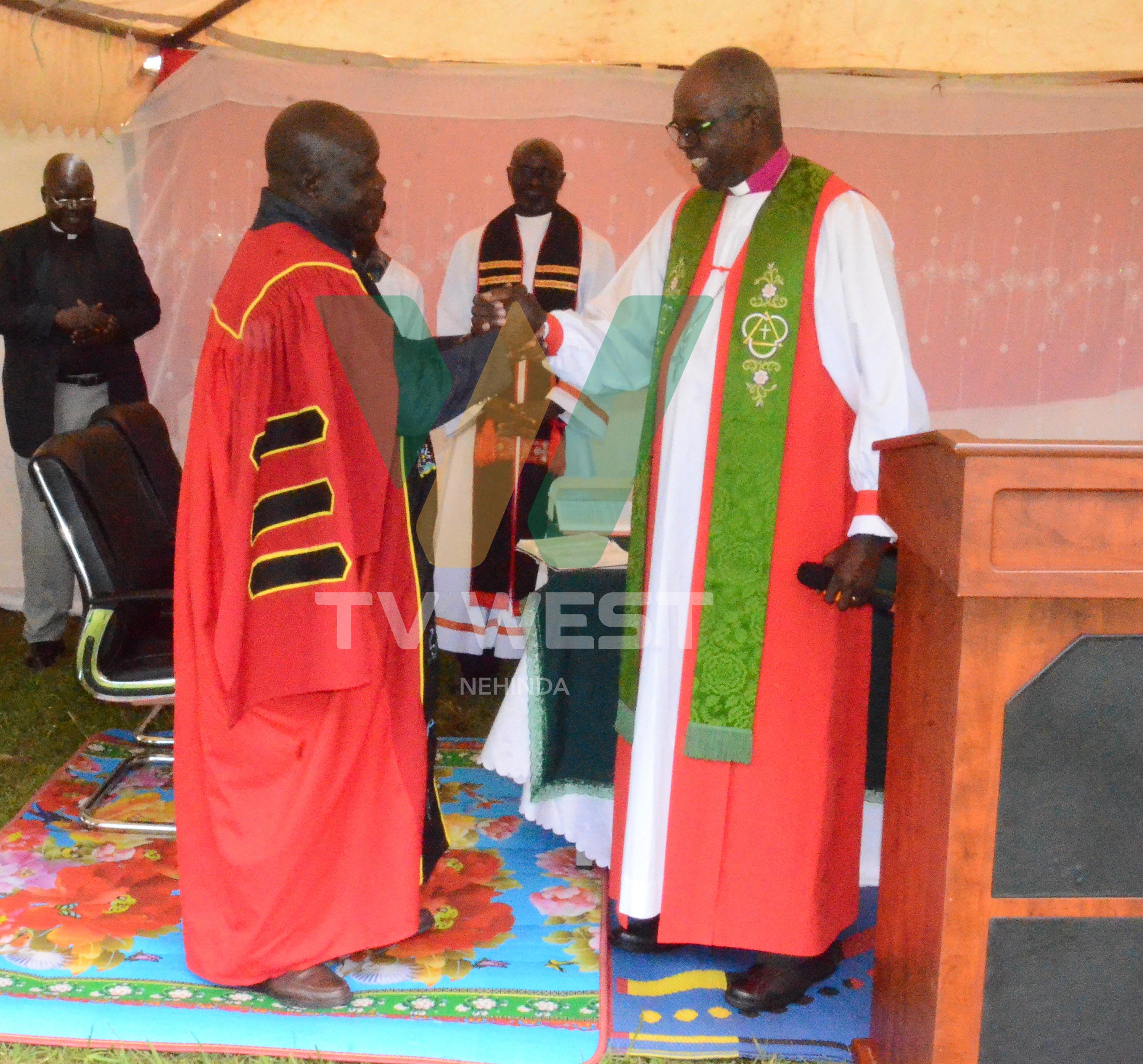 Aakibiishopu Orombi ashabire mukuru wa Muni University omusya okugira ...