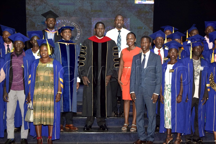 Pastor Kayanja passes out over 2,000 graduates