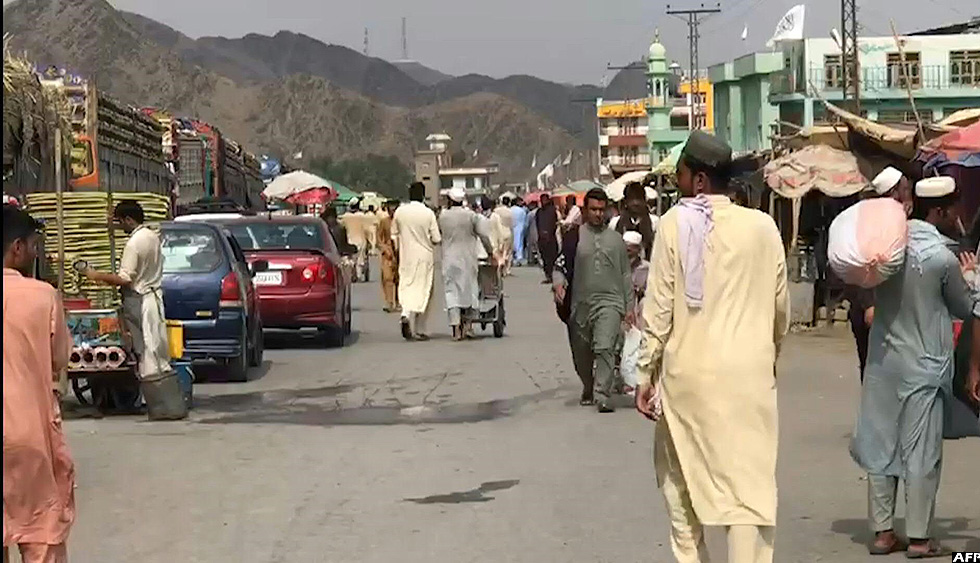 VIDEO: Afghan-Pakistan border crossing reopens a week after