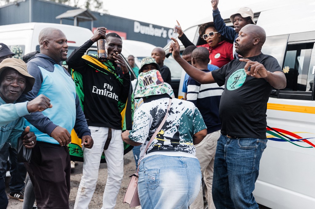 Honking motorcade kicks off Zuma's party after S.Africa vote - New ...