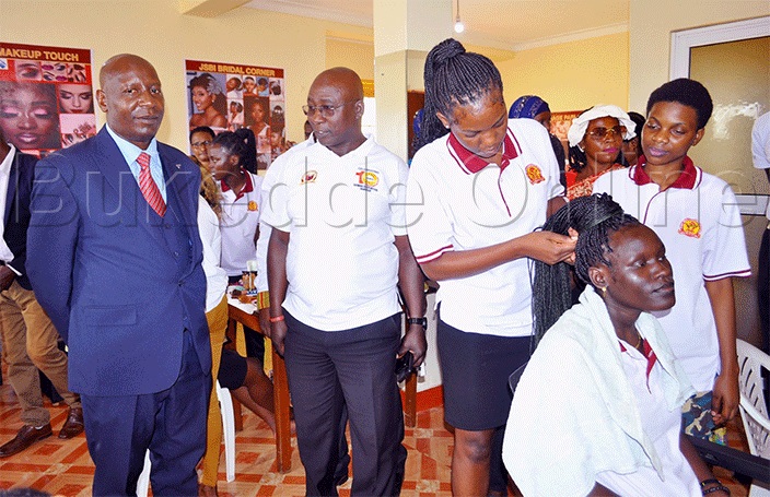 Abazadde bakubiriziddwa okusomesa abaana aby'emikono - Bukedde Online ...