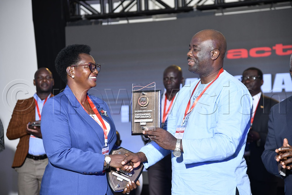 Prof. Balunywa, Adoa get integrity awards - Bukedde Online - Amawulire