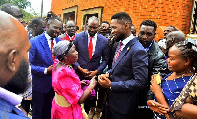 Bobi Wine ayanjulidde Fr Mbabali engule gyeyawangudde olw'okulwanirira ...
