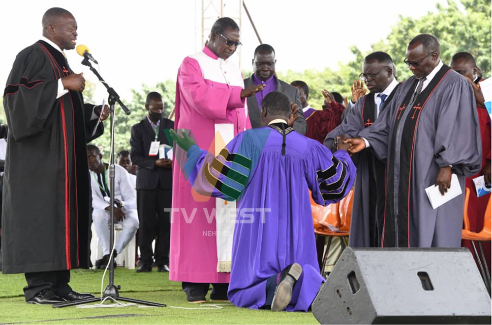 Biishopu Odongo yayemekwa kukurira ekanisa z’abarokore omu Uganda ...