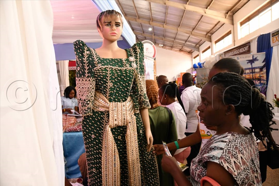 📷 Expo: Fancy heavy gomesis with rhinestones for an elegant look - New ...