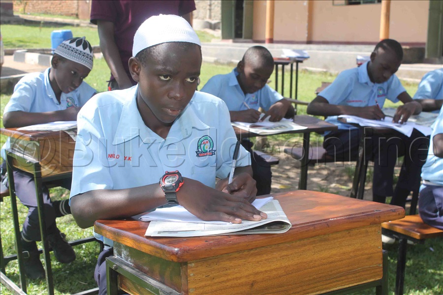 Abayizi bakoze ekigezo kya Science wa Bukedde e Bombo - New Vision Official