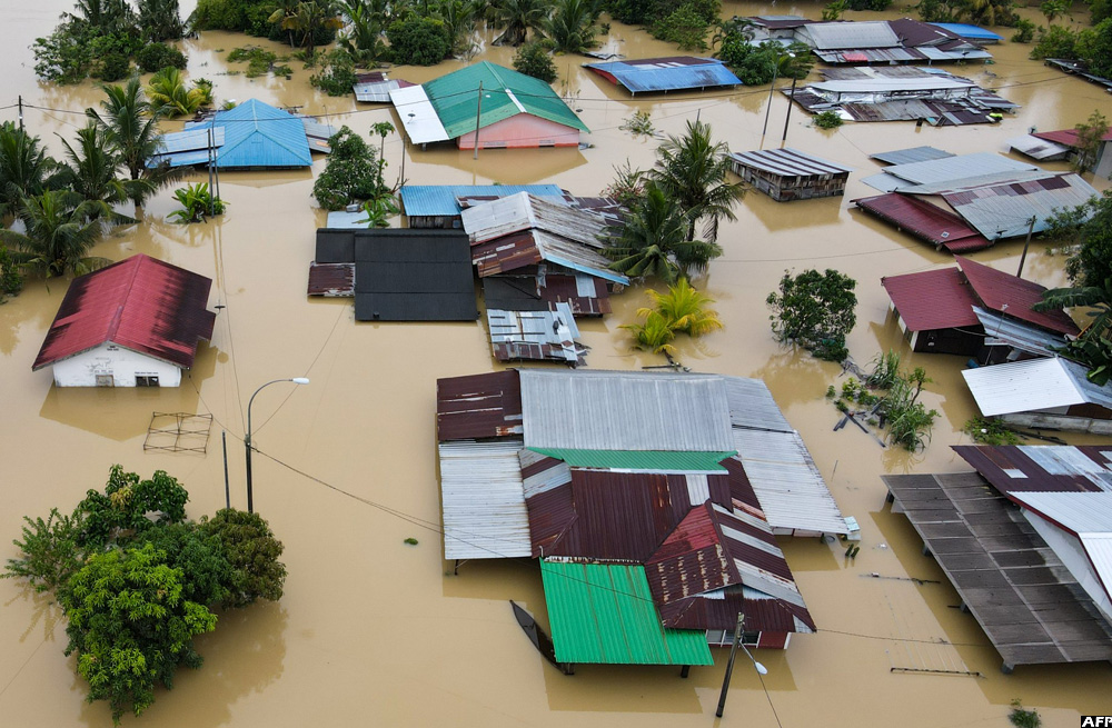 Tens of thousands evacuated in deadly Malaysia floods