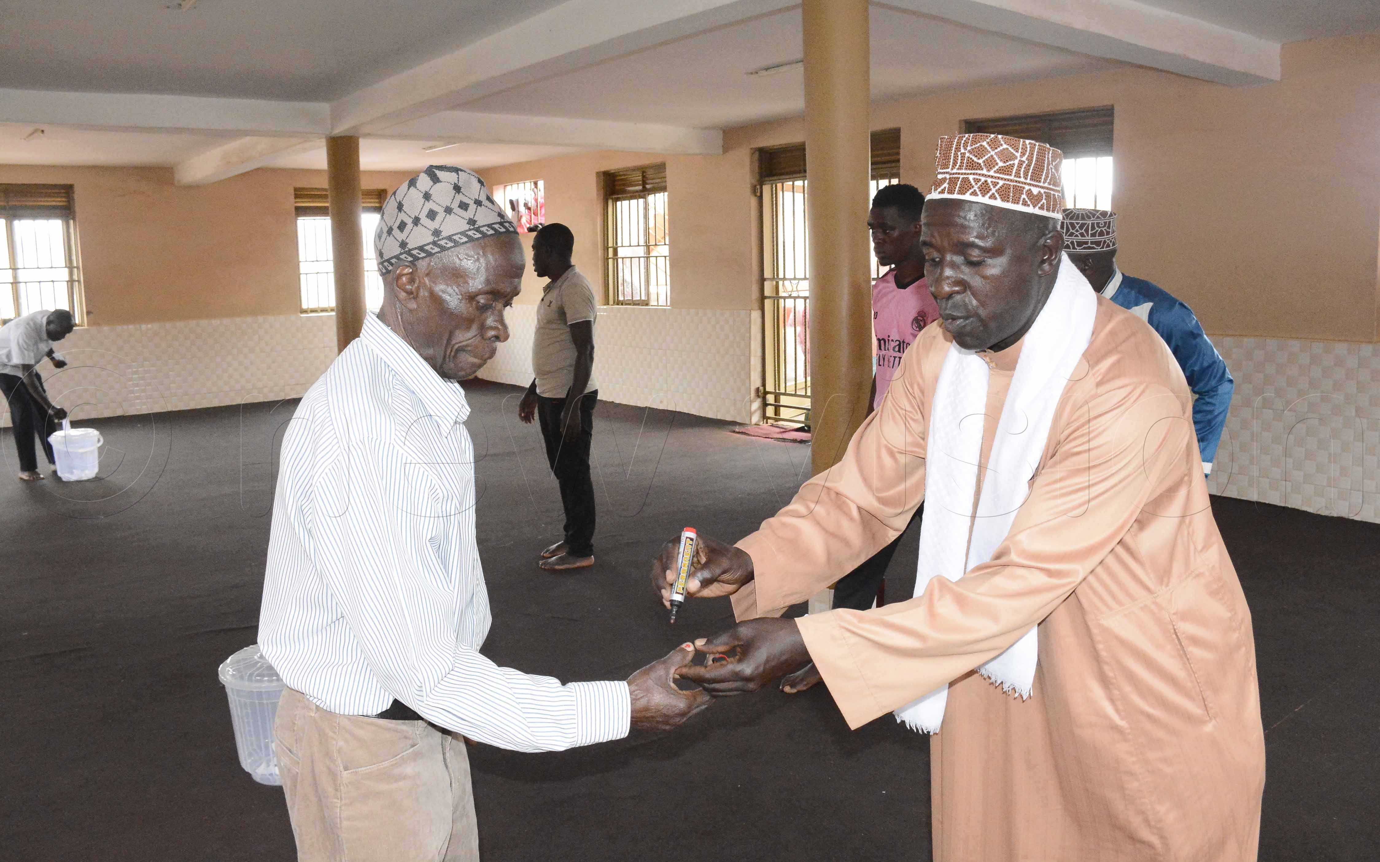 📷 High turn up as Muslims vote their Mosque leaders - New Vision Official